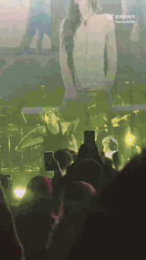 也太猛了！JENNIE美國演唱會造型尺度大開！深V露背真空上陣引熱議！ - epop - 就愛玩娛樂