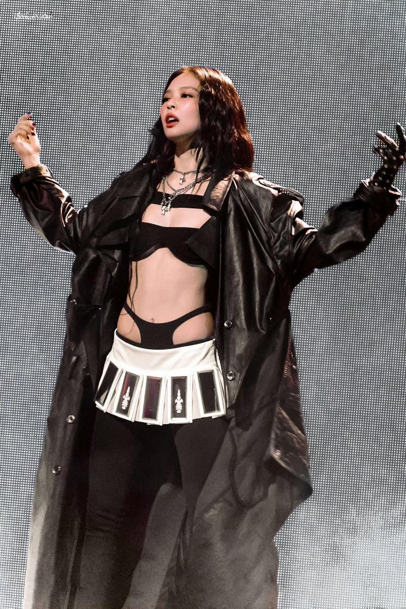 也太猛了！JENNIE美國演唱會造型尺度大開！深V露背真空上陣引熱議！ - epop - 就愛玩娛樂