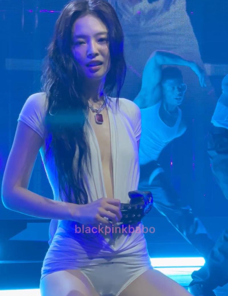 也太猛了！JENNIE美國演唱會造型尺度大開！深V露背真空上陣引熱議！ - epop - 就愛玩娛樂