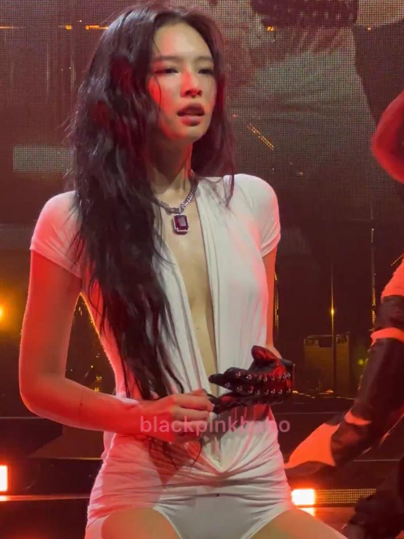 也太猛了！JENNIE美國演唱會造型尺度大開！深V露背真空上陣引熱議！ - epop - 就愛玩娛樂